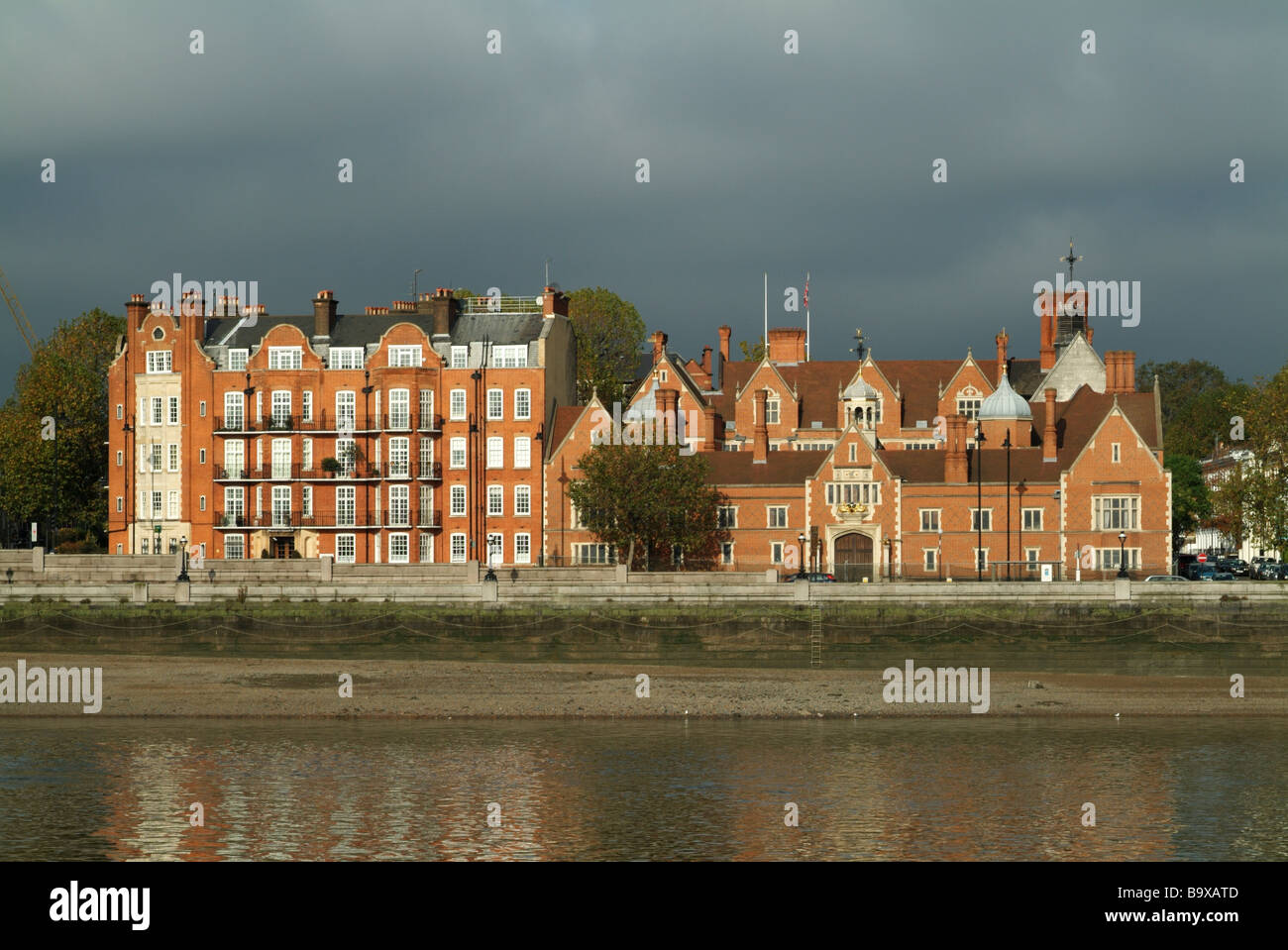 Riverside buildings along Cheyne Walk, Chelsea, London, England, UK ...