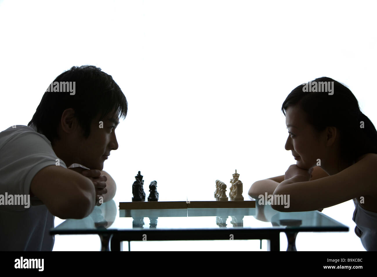 Young couple leaning on table face to face side view Stock Photo - Alamy