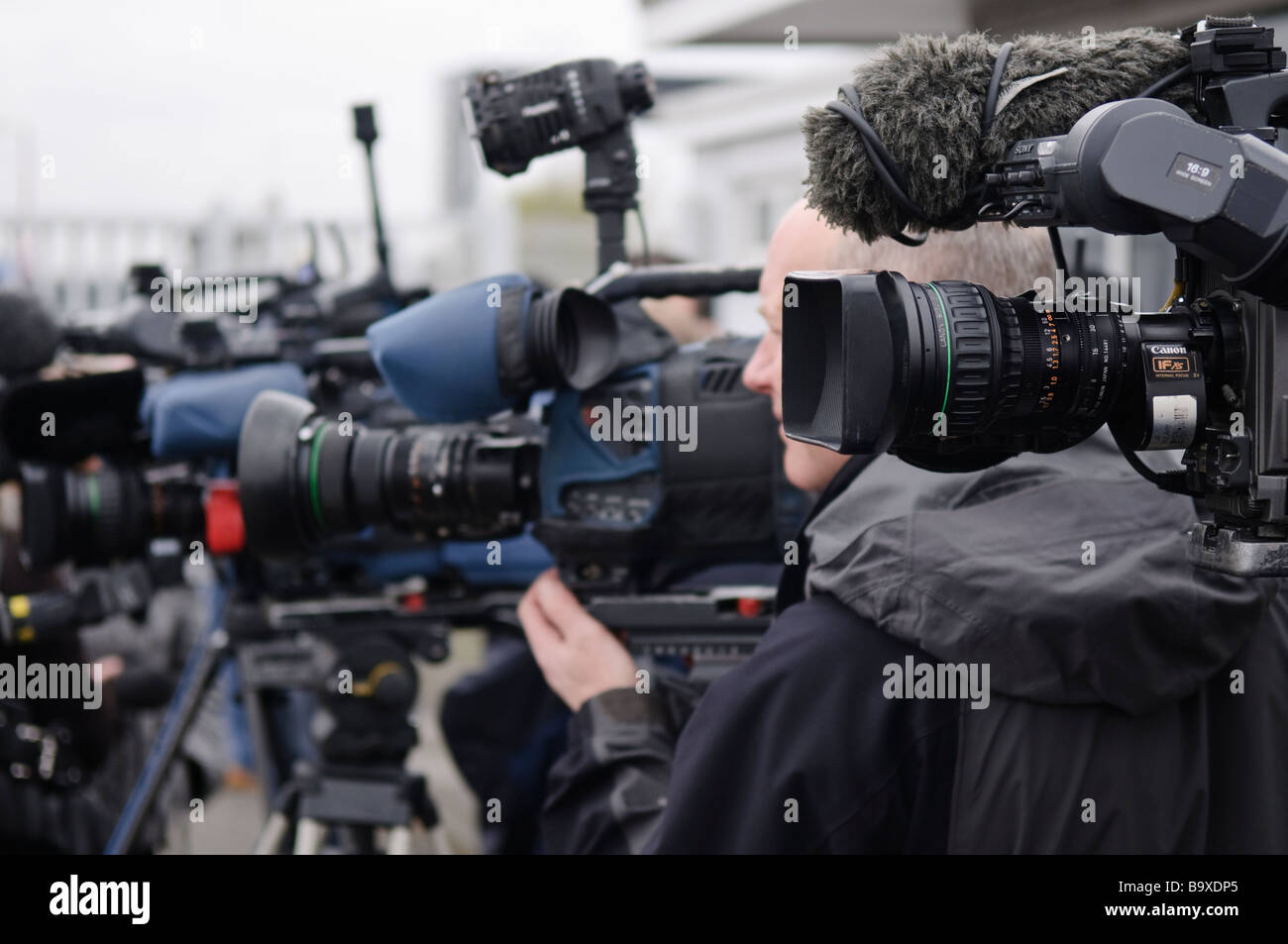 Broadcast news media television cameras hi-res stock photography and ...