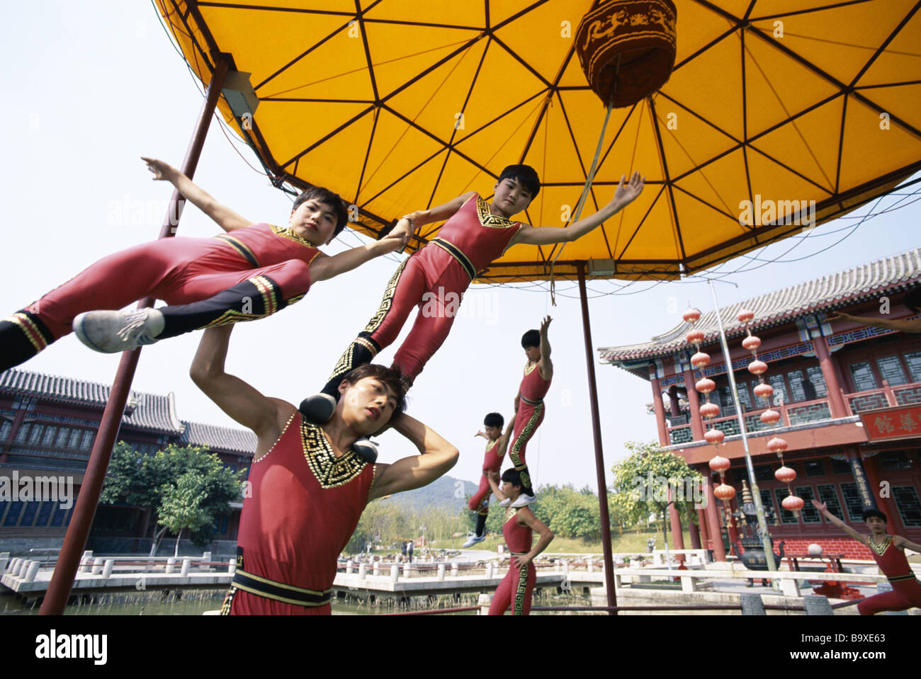 Human pyramid acrobats hi-res stock photography and images - Alamy