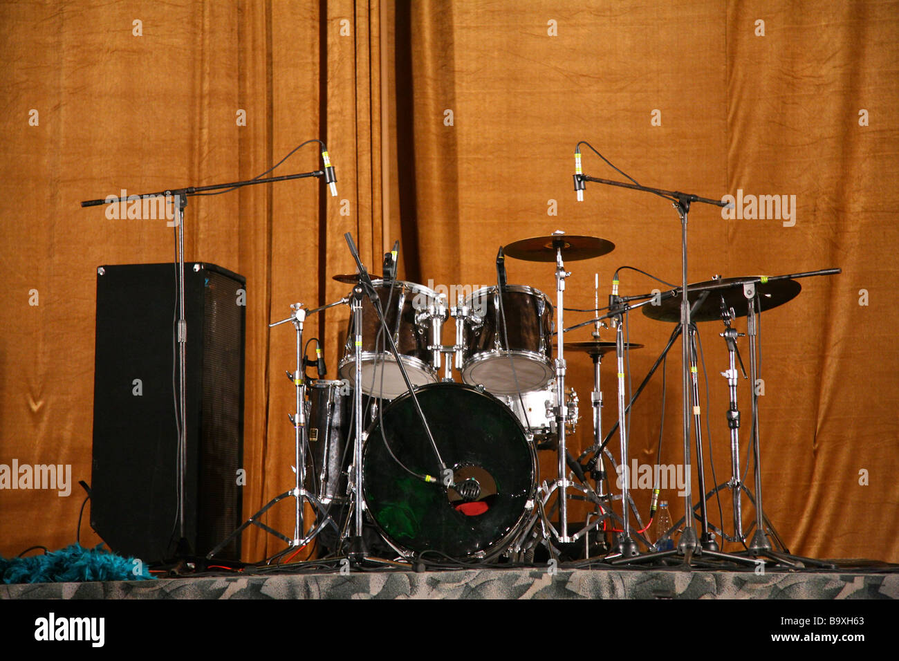 Drum stands hi-res stock photography and images - Alamy