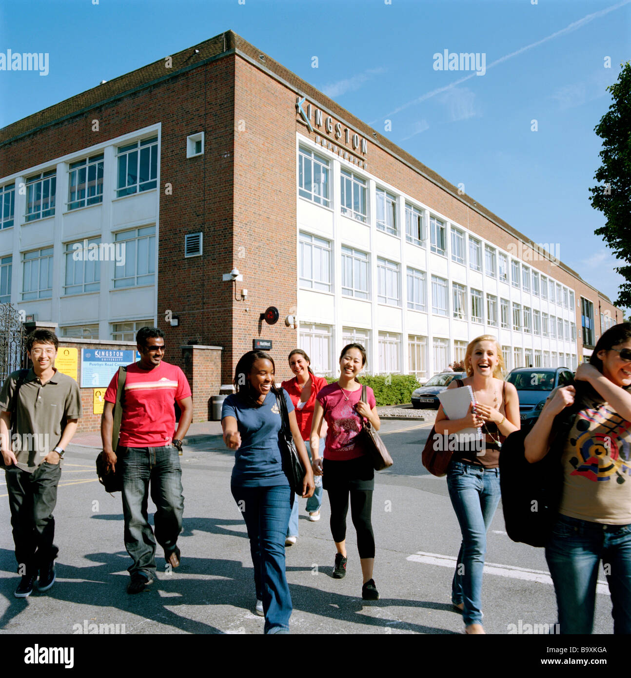 College crowd entrance hi-res stock photography and images - Alamy