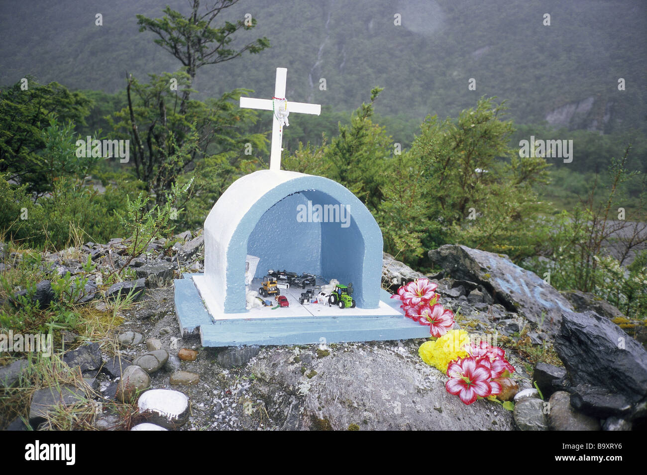 Roadside memorial cross flower hi-res stock photography and images - Alamy