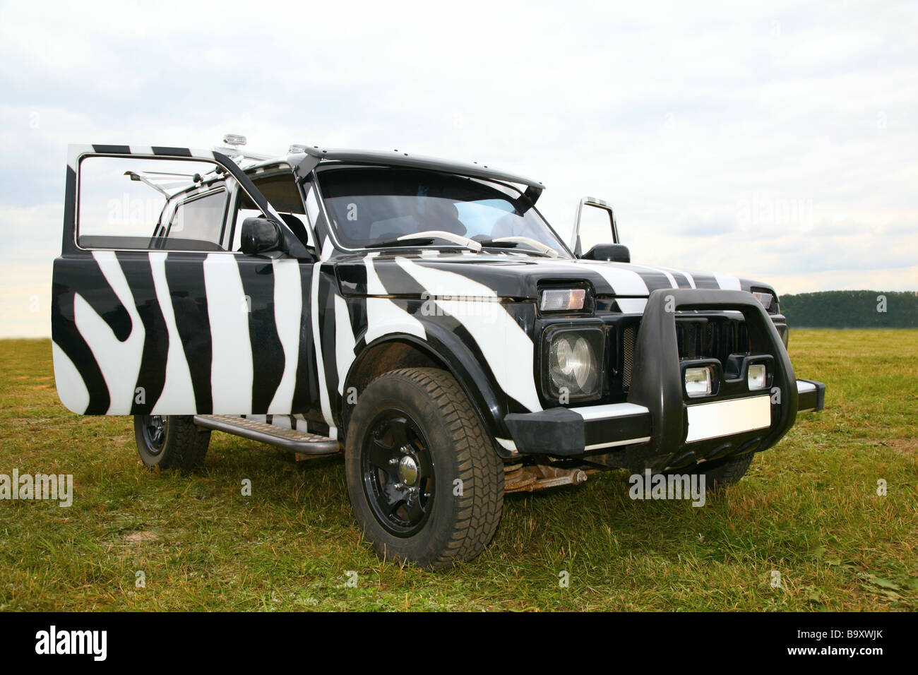Black an white off-road car Stock Photo - Alamy