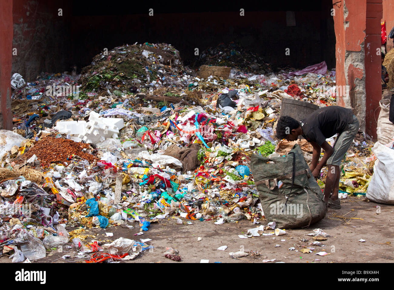 India garbage hi-res stock photography and images - Alamy
