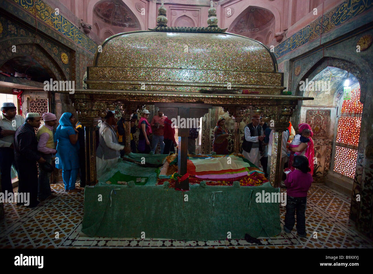Inside Sheikh Salim Chishti Tomb inside the Friday Mosque in Fatehpur ...