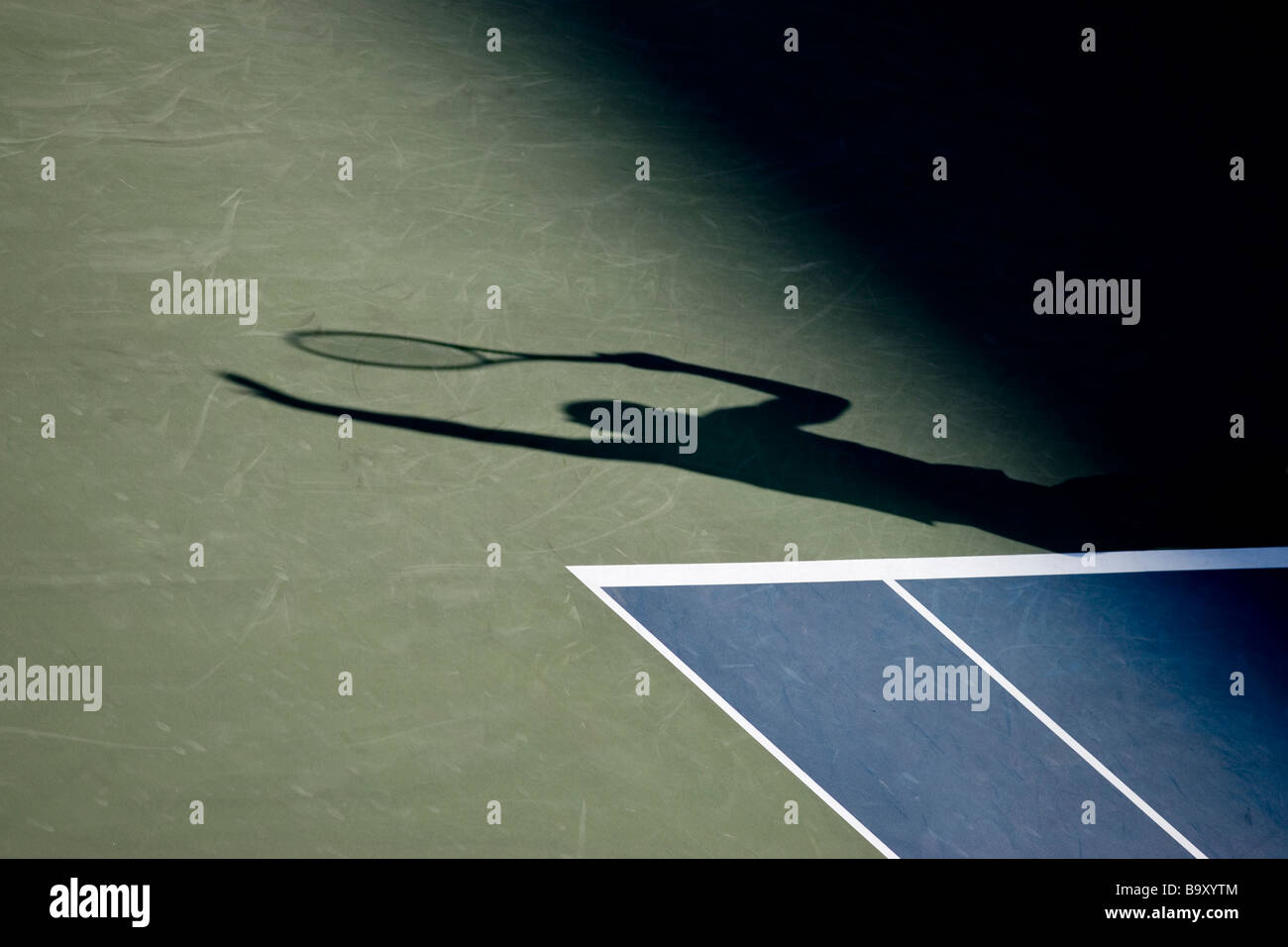 Sport tennis action shadow serving hi-res stock photography and images ...