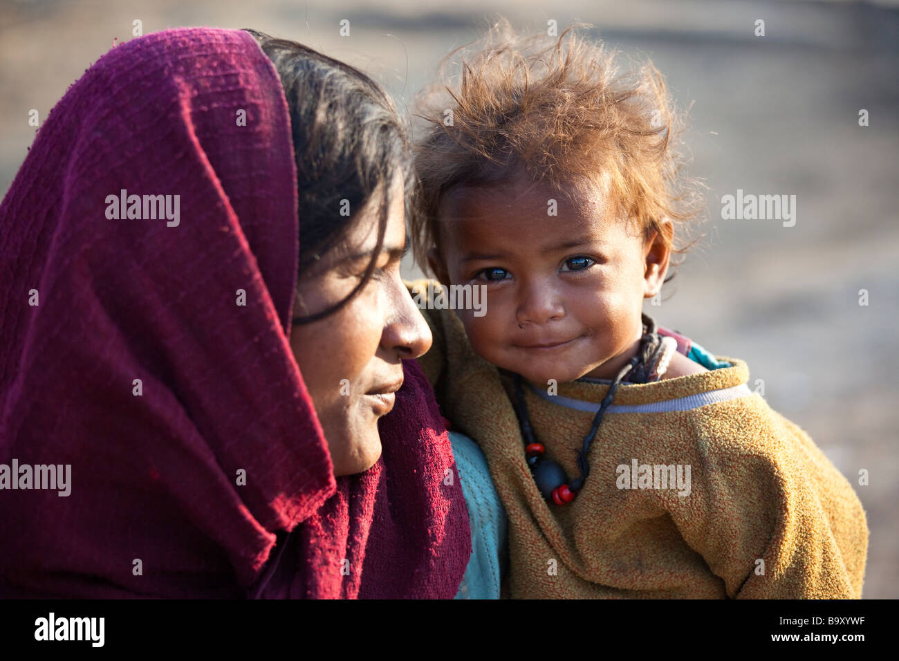 Indian homeless family hi-res stock photography and images - Alamy