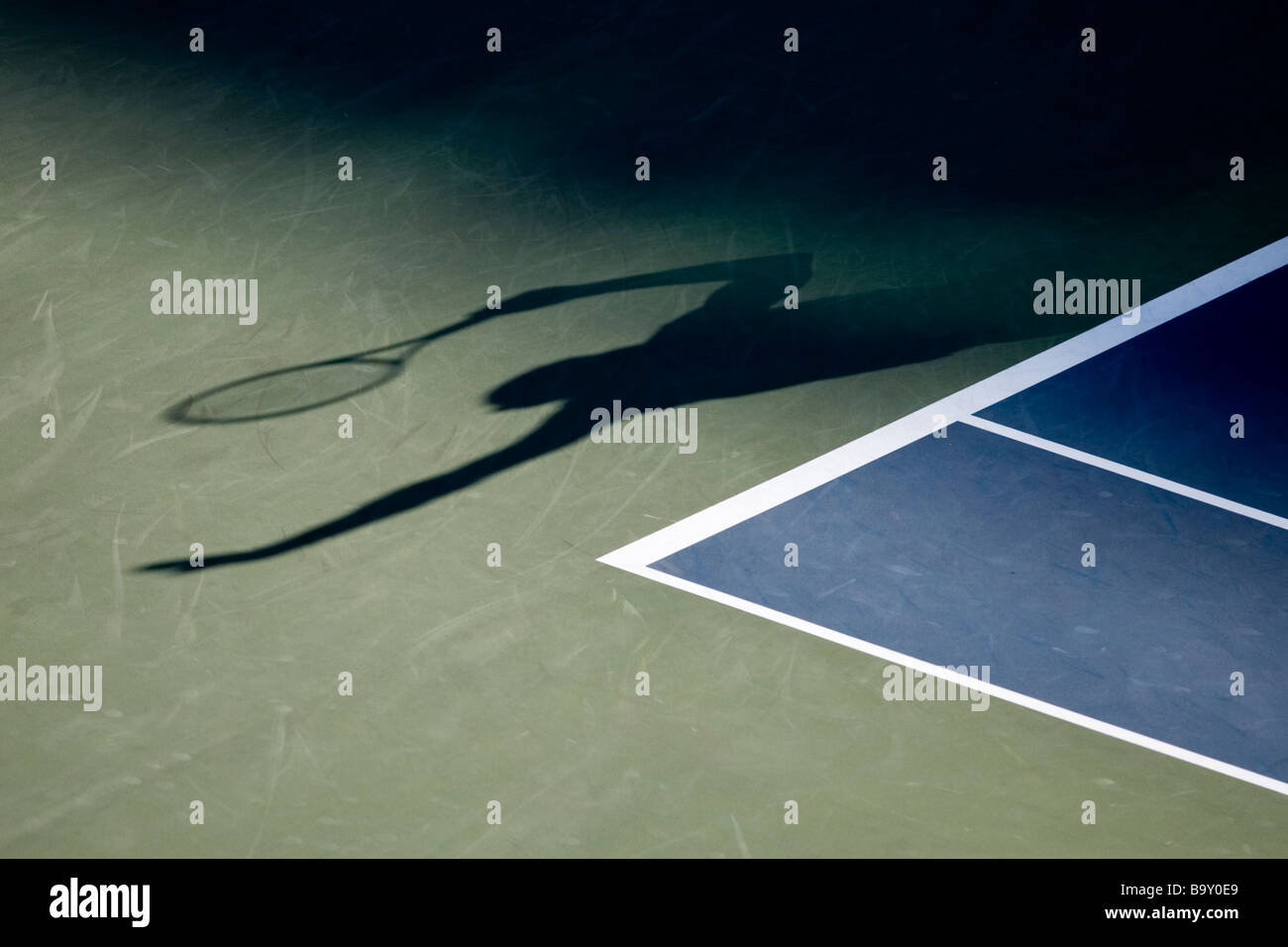 Sport tennis action shadow serving hi-res stock photography and images ...