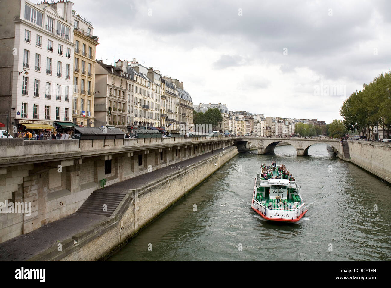 Visiting paris by boat hi-res stock photography and images - Alamy