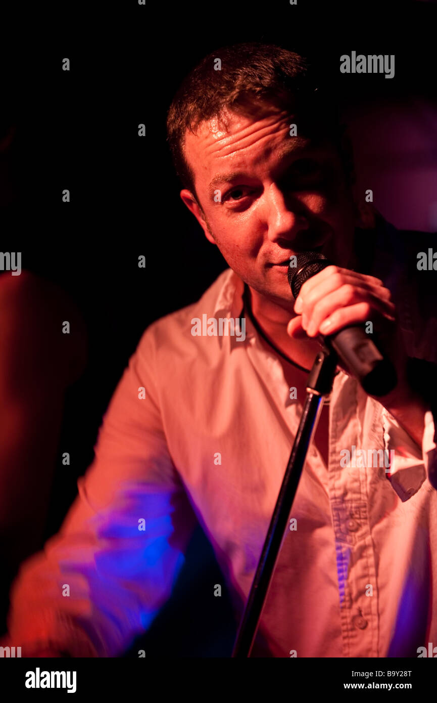 Men mic hi-res stock photography and images - Alamy