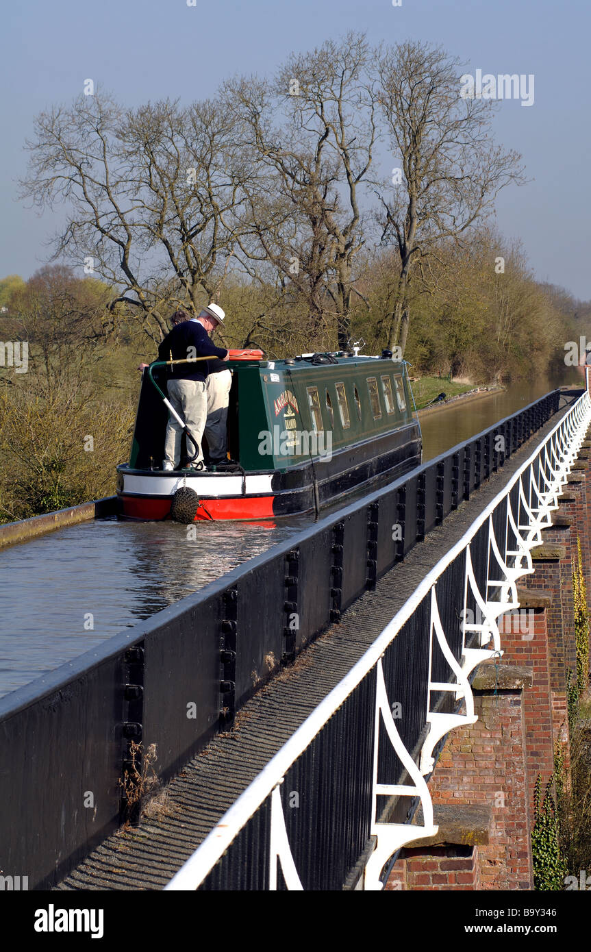Narrowboat on Stratford-upon-Avon Canal crossing Edstone Aqueduct ...