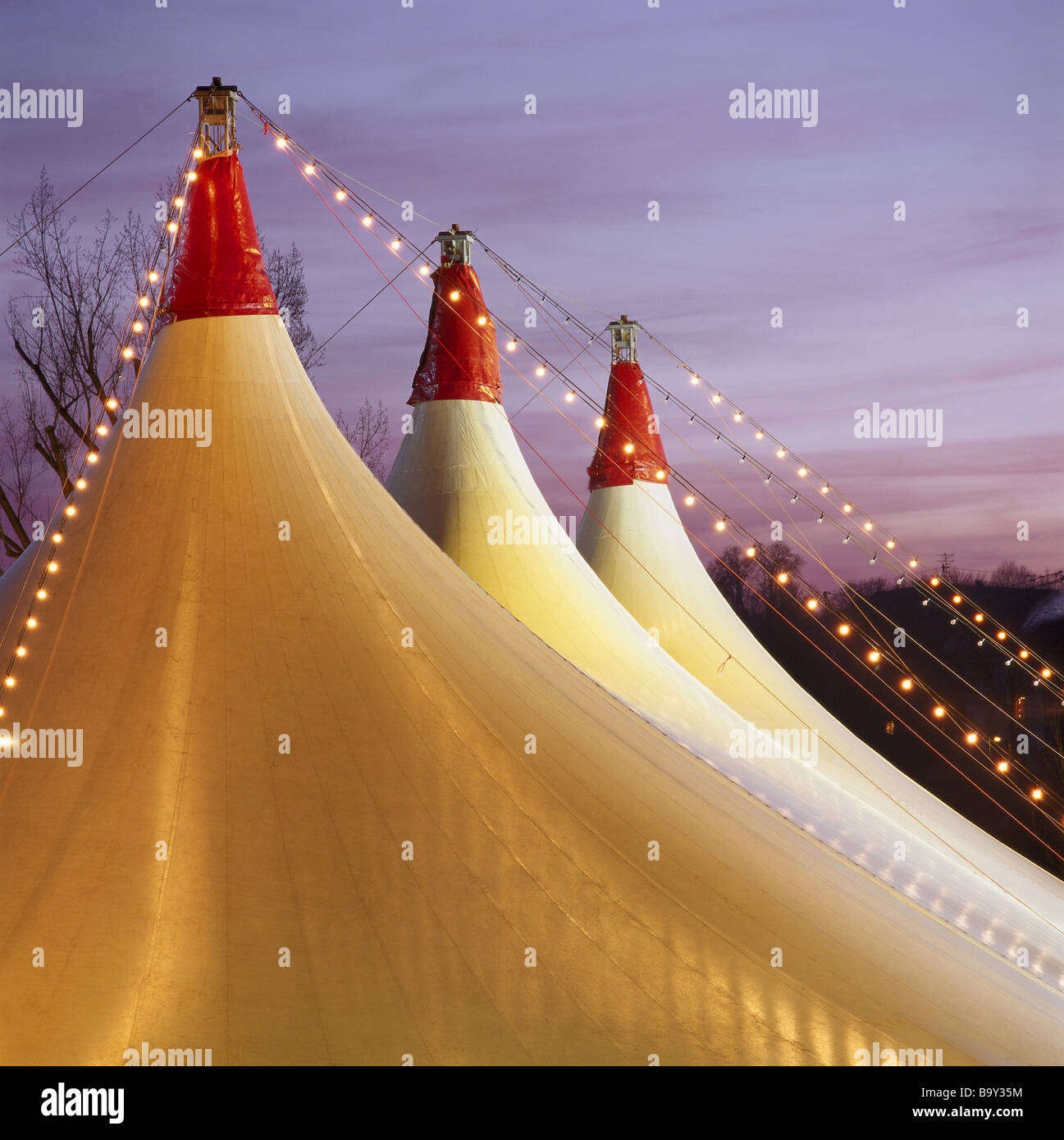 Wanderzirkus hi-res stock photography and images - Alamy