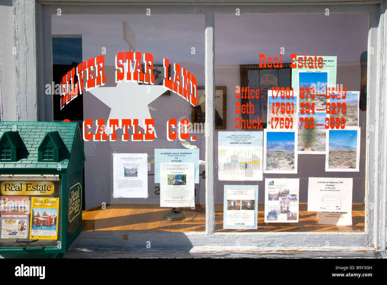 Real estate agent window usa hi-res stock photography and images - Alamy