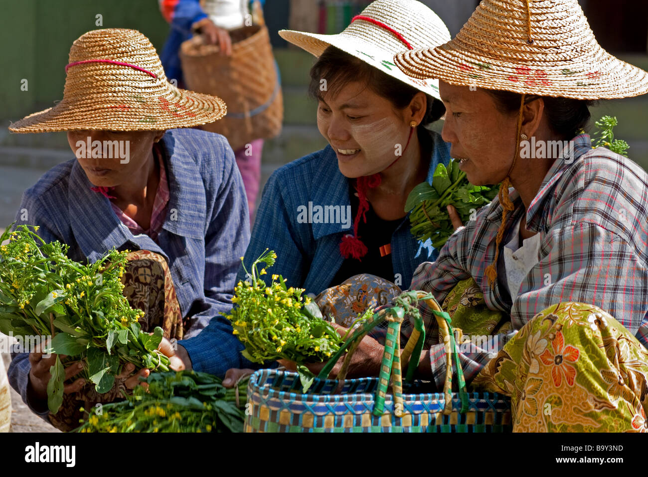 Local bamar women shopping at Aungban on market day, Shan State ...