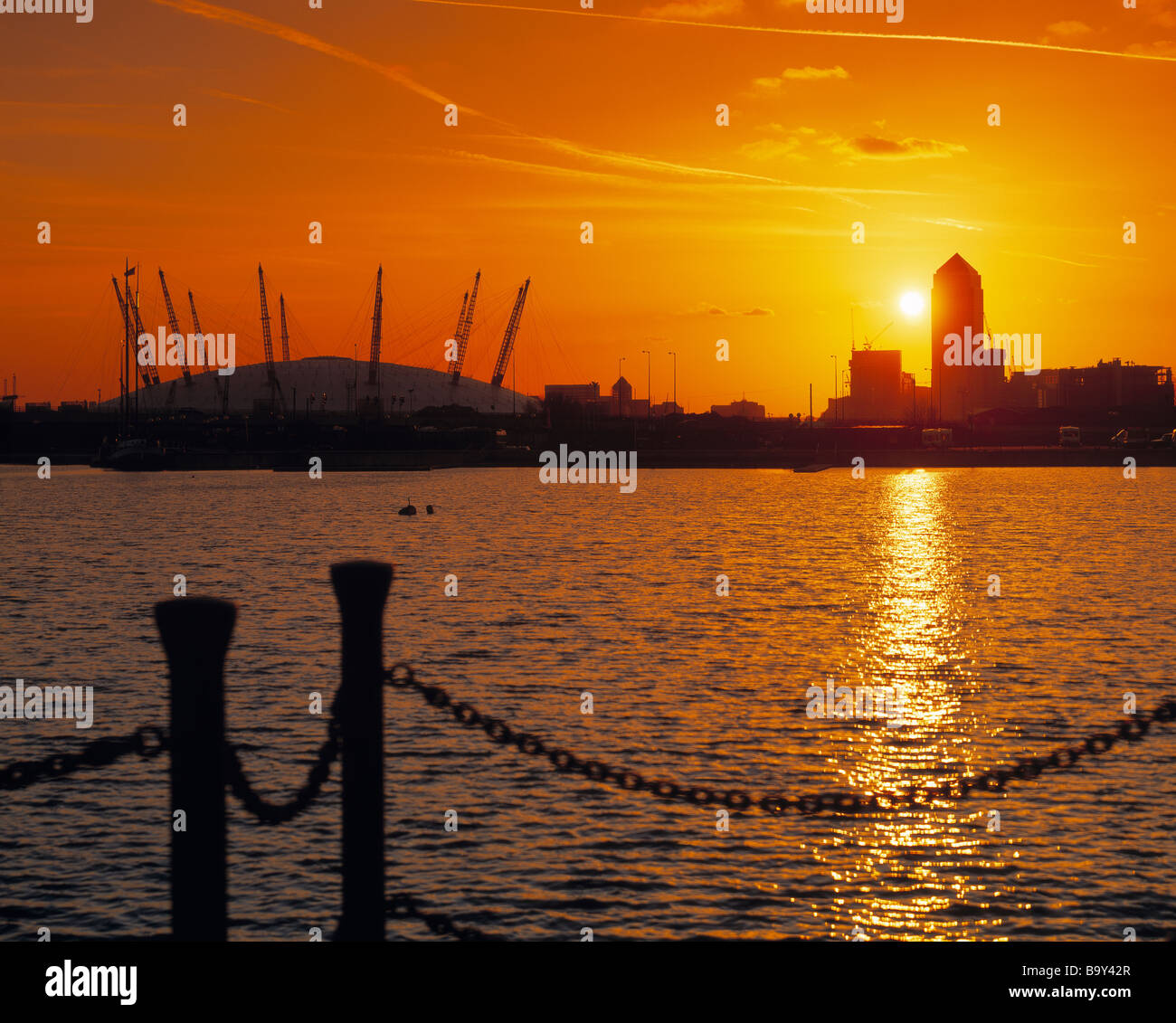 a sunset shot of the london dome 02 dome and canary wharf Stock Photo ...