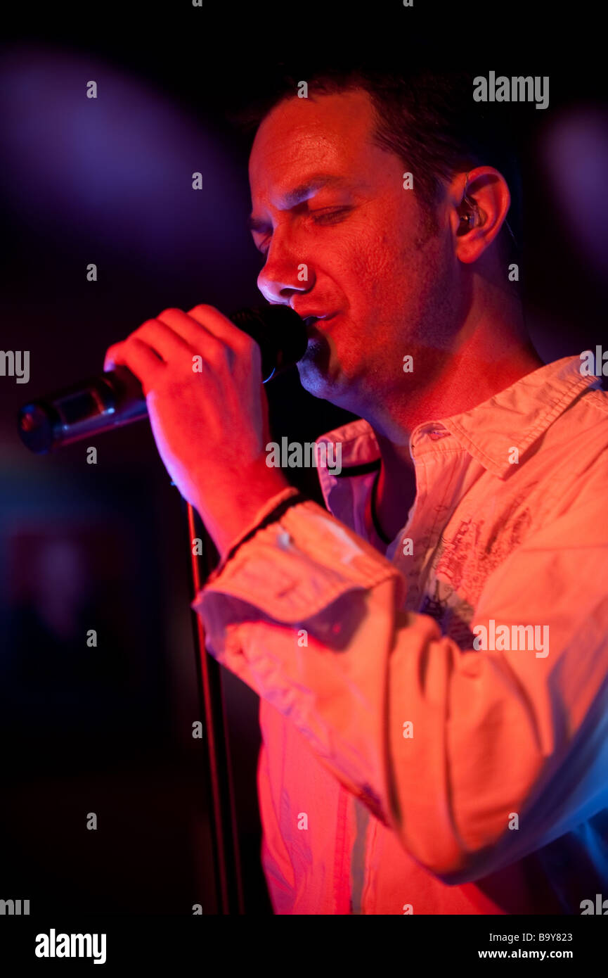 Sining hi-res stock photography and images - Alamy