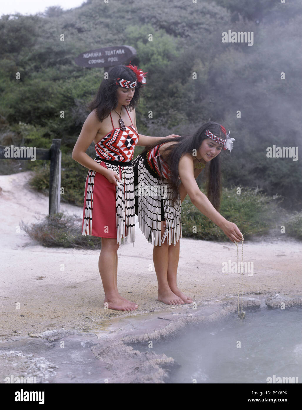 Traditional maori clothes hi-res stock photography and images - Alamy