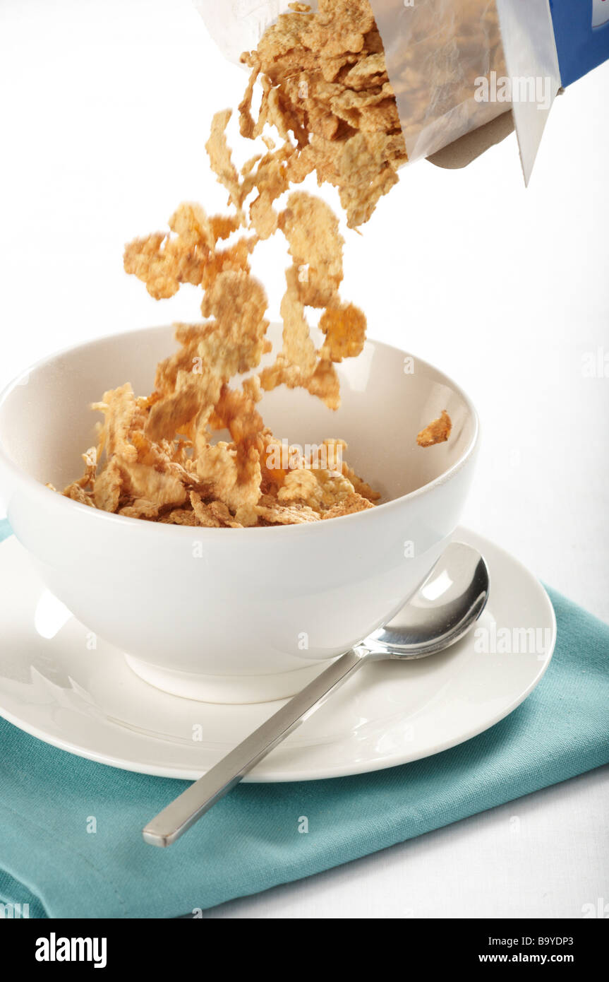 Pouring breakfast cereal Stock Photo - Alamy