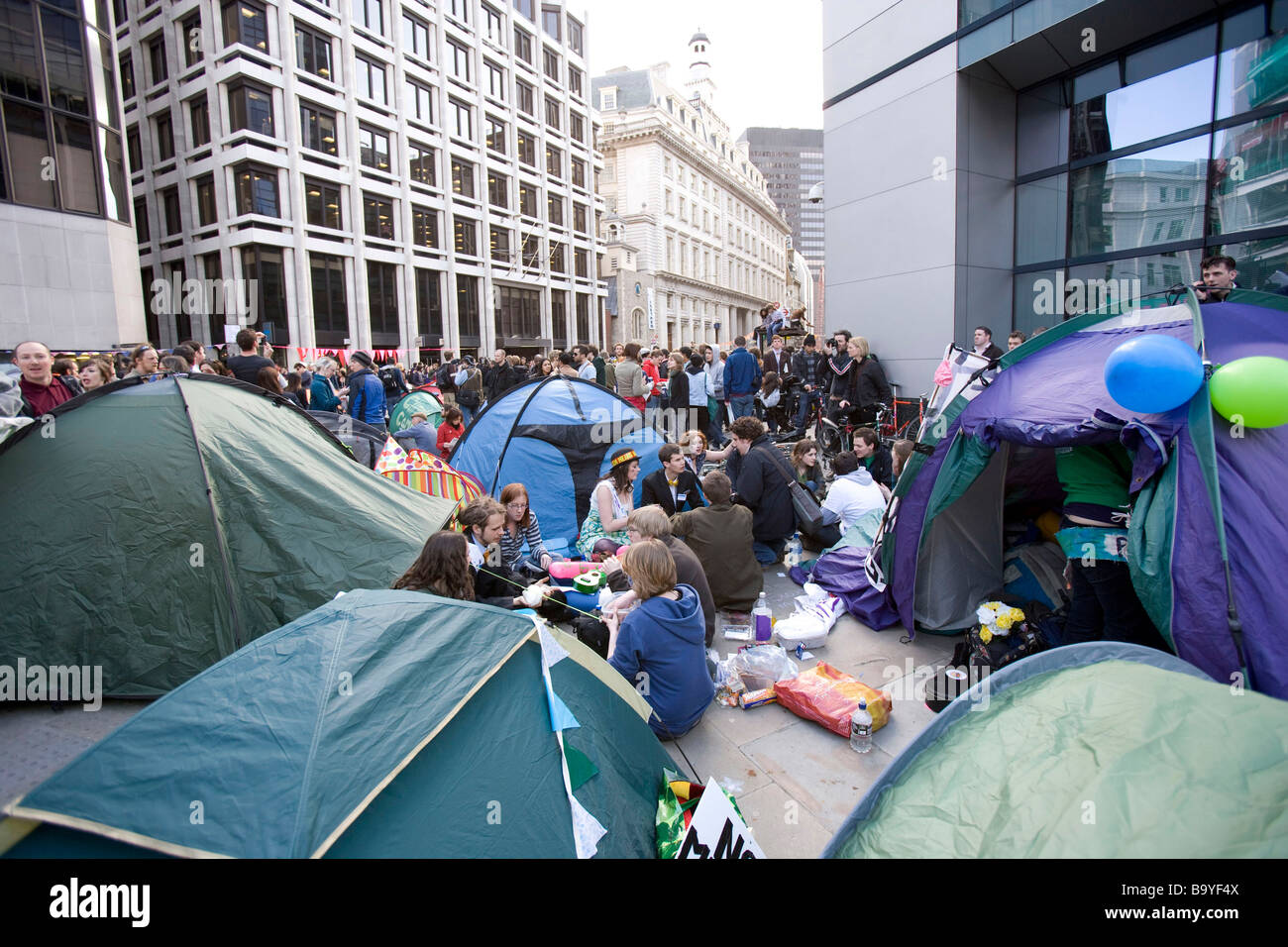 Youth dance in streets hi-res stock photography and images - Alamy