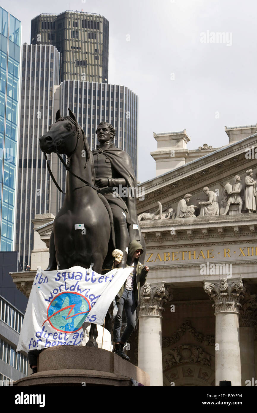 Statue in front of bank of england hi-res stock photography and images ...
