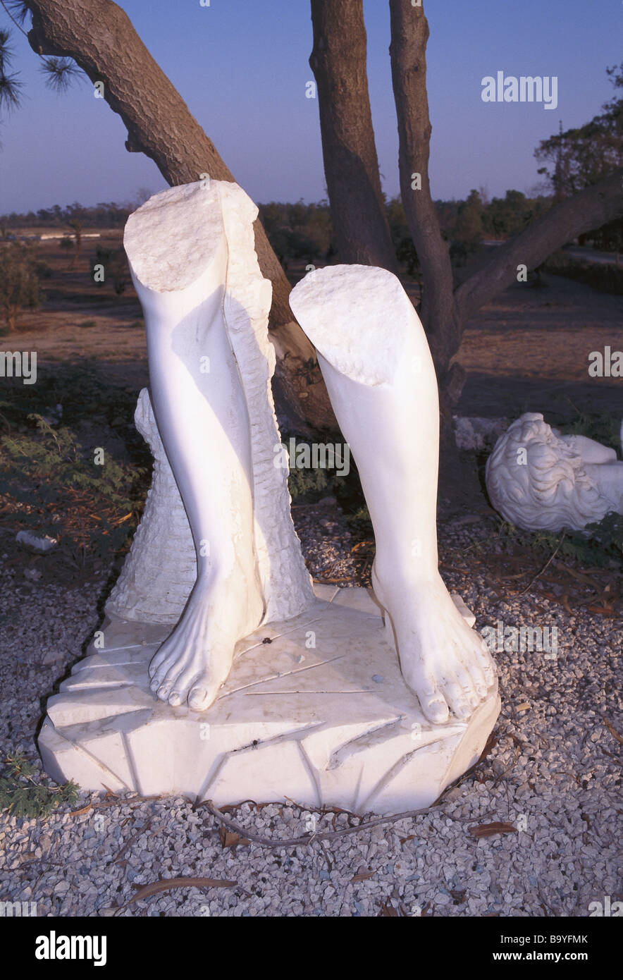 Legs sculpture hi-res stock photography and images - Alamy