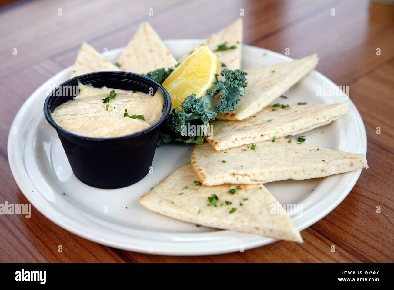 Humus and pita bread served up at a restaurant Stock Photo - Alamy