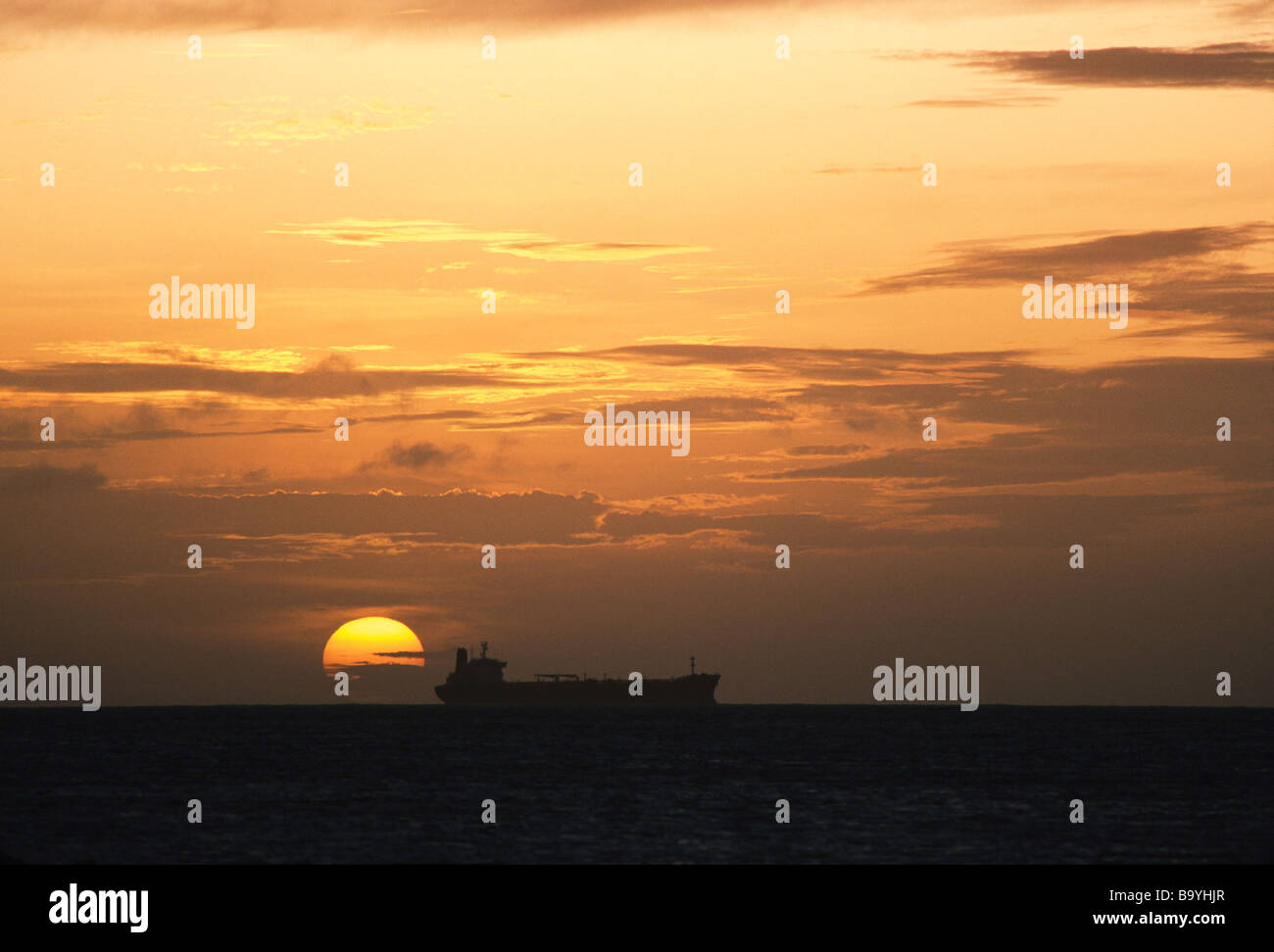 Shipping vessels sunset hi-res stock photography and images - Alamy