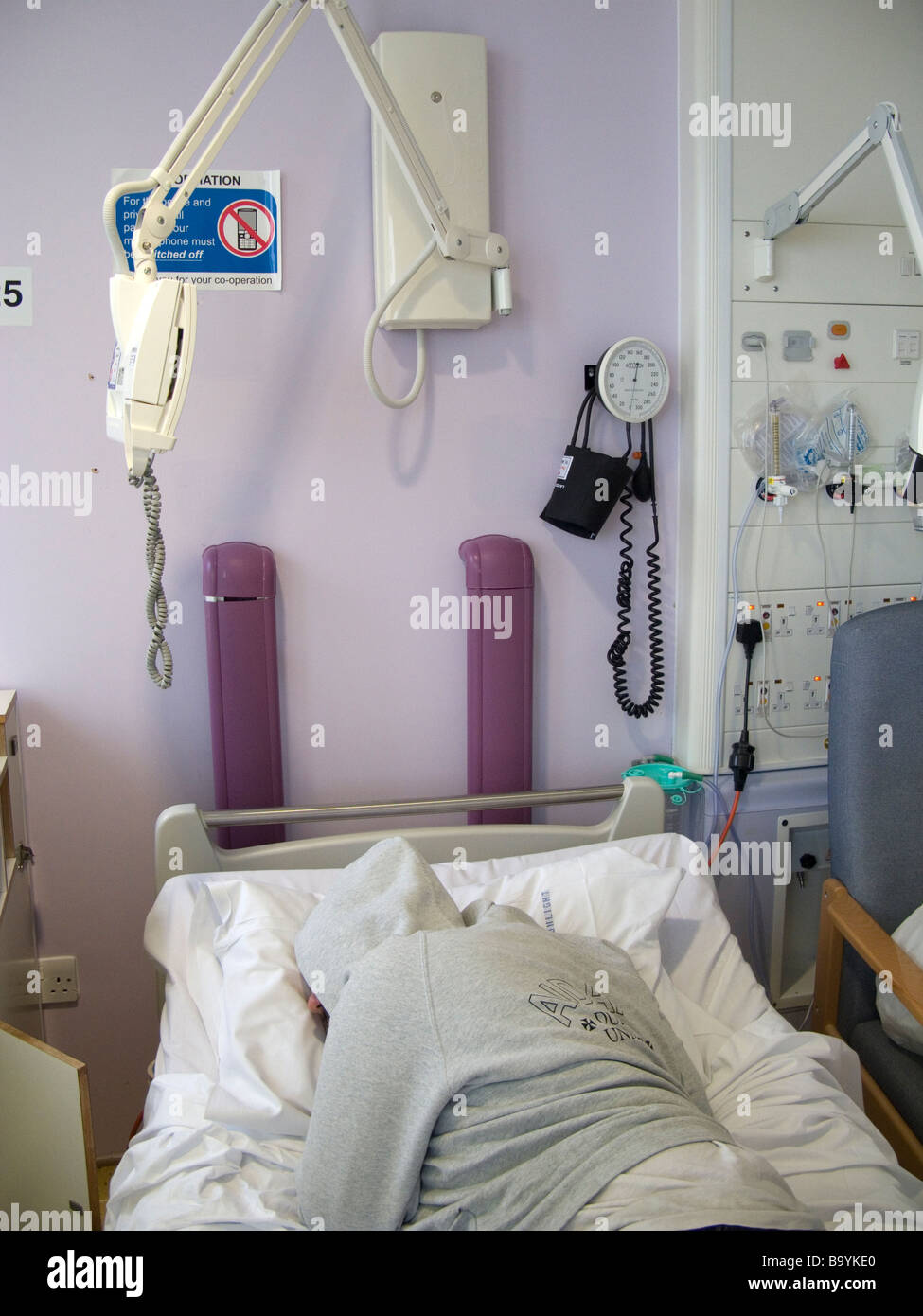 Nhs hospital bed hi-res stock photography and images - Alamy