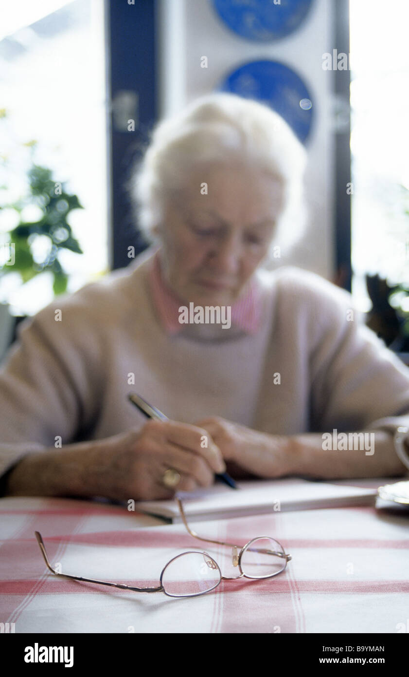 Papers old visual hi-res stock photography and images - Alamy
