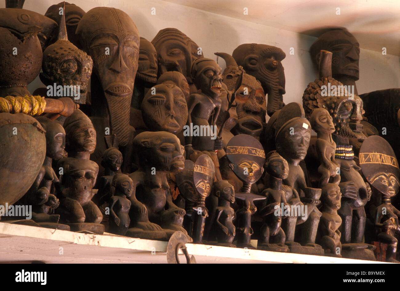 African carved wooden figures kenya hi-res stock photography and images ...