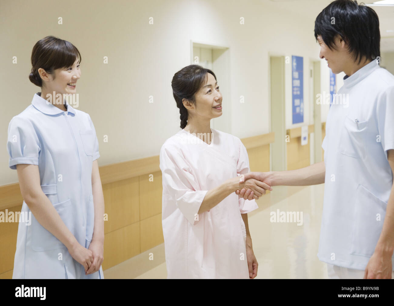 Patient and nurse shaking hands Stock Photo - Alamy