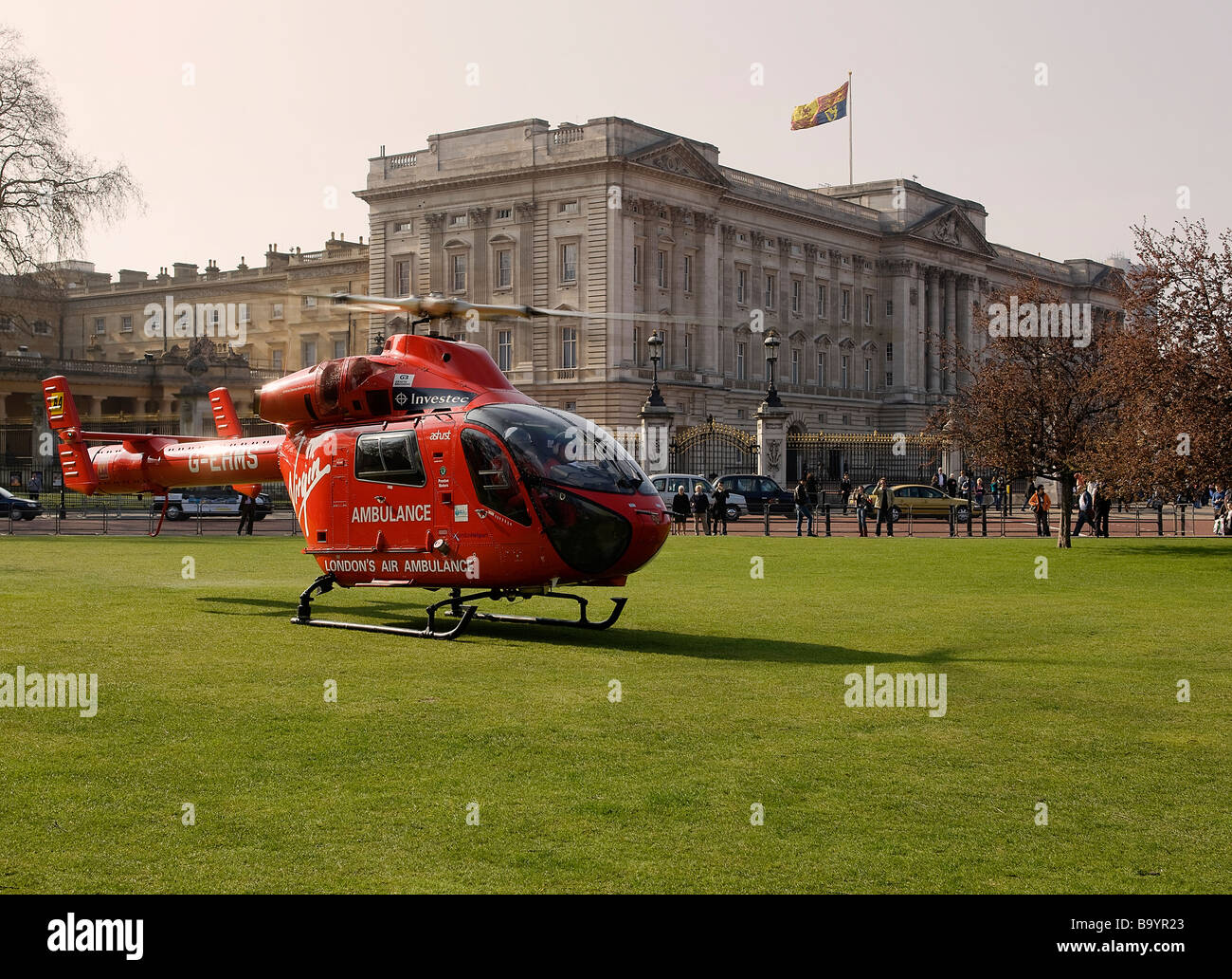 London's Air Ambulance HEMS takes off in front of Buckingham Palace ...