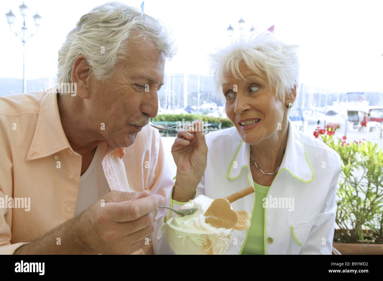 Couple ice cream sundae hi-res stock photography and images - Alamy