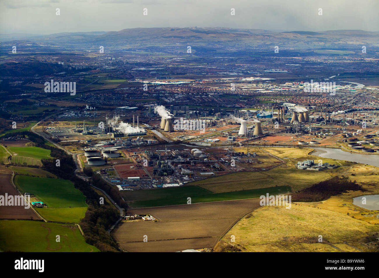 aerial photograph of grangemouth refinery and town Stock Photo - Alamy