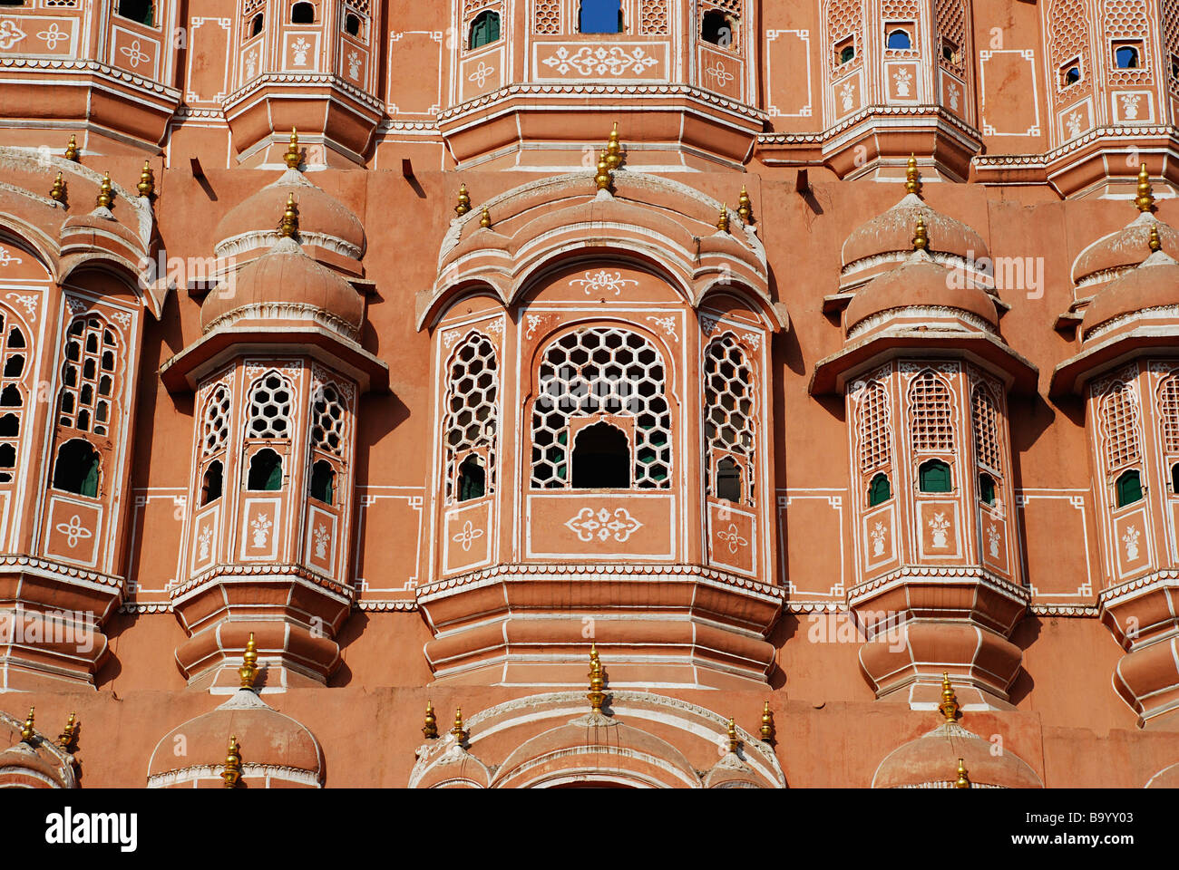 Hawa mahal windows hi-res stock photography and images - Alamy