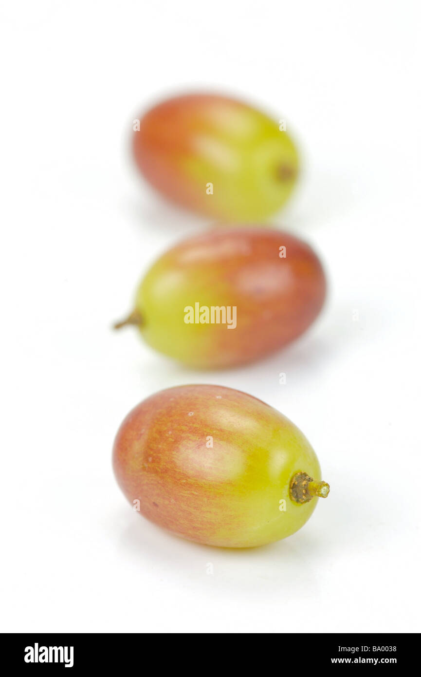 Seedless grapes isolated against a white background Stock Photo - Alamy
