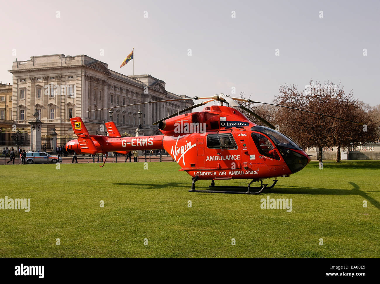 London's Air Ambulance HEMS takes off in front of Buckingham Palace ...