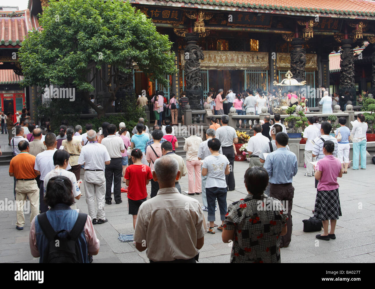 People Praying At Longshan Temple, Taipei, Taiwan Stock Photo - Alamy People Praying At Longshan Temple, Taipei, Taiwan Stock Photo - Alamy