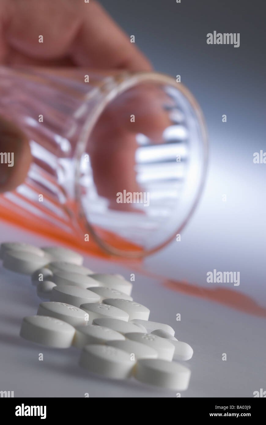 Spilled drink and pills. Overdose. drug abuse Stock Photo - Alamy