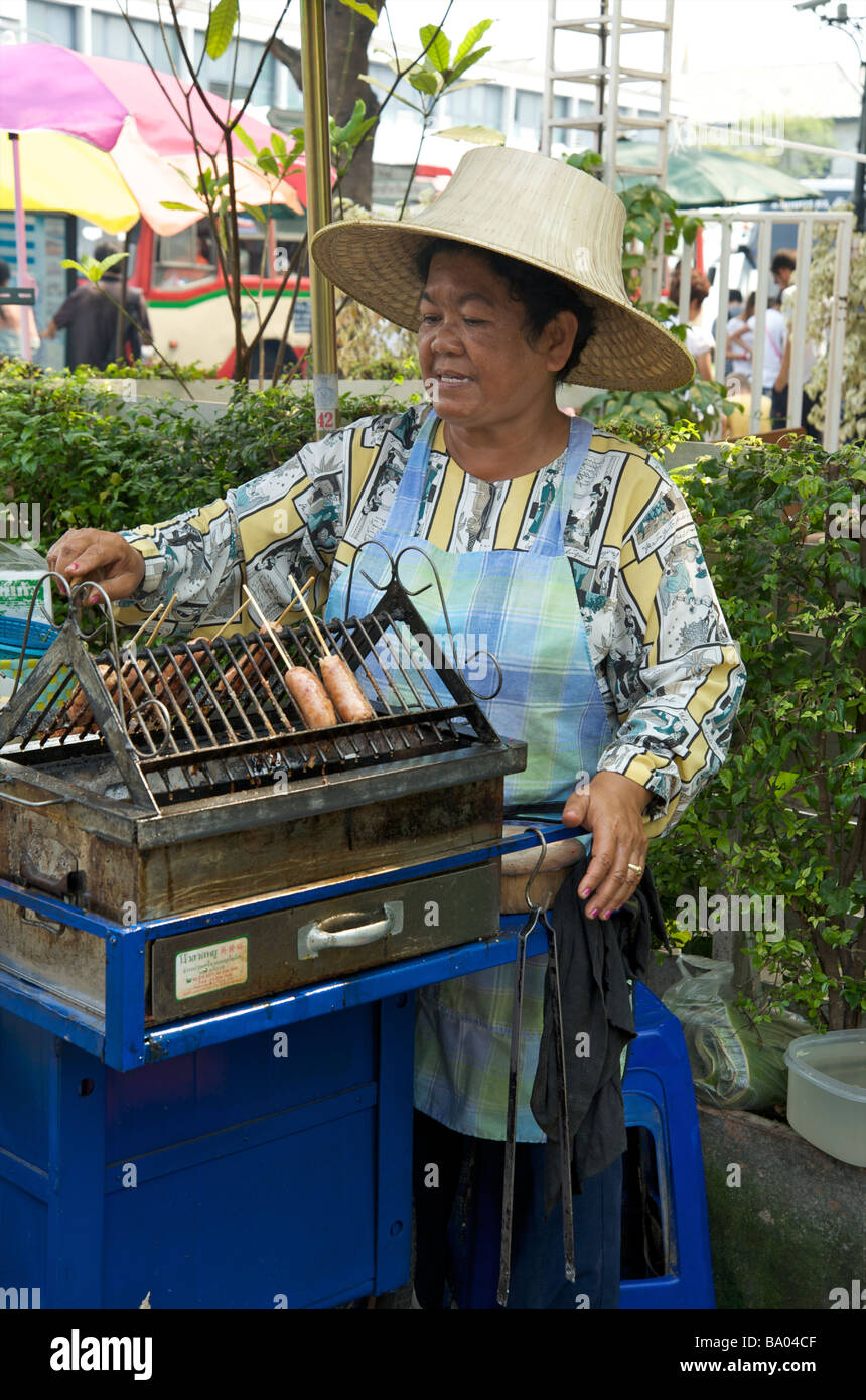 Thai lady cooking in street hi-res stock photography and images - Alamy