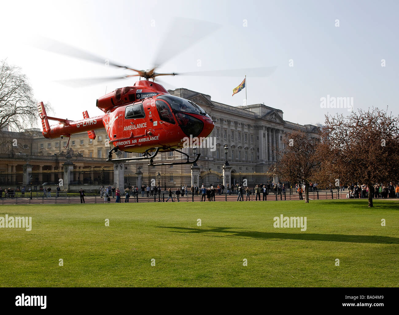 London's Air Ambulance HEMS takes off in front of Buckingham Palace ...