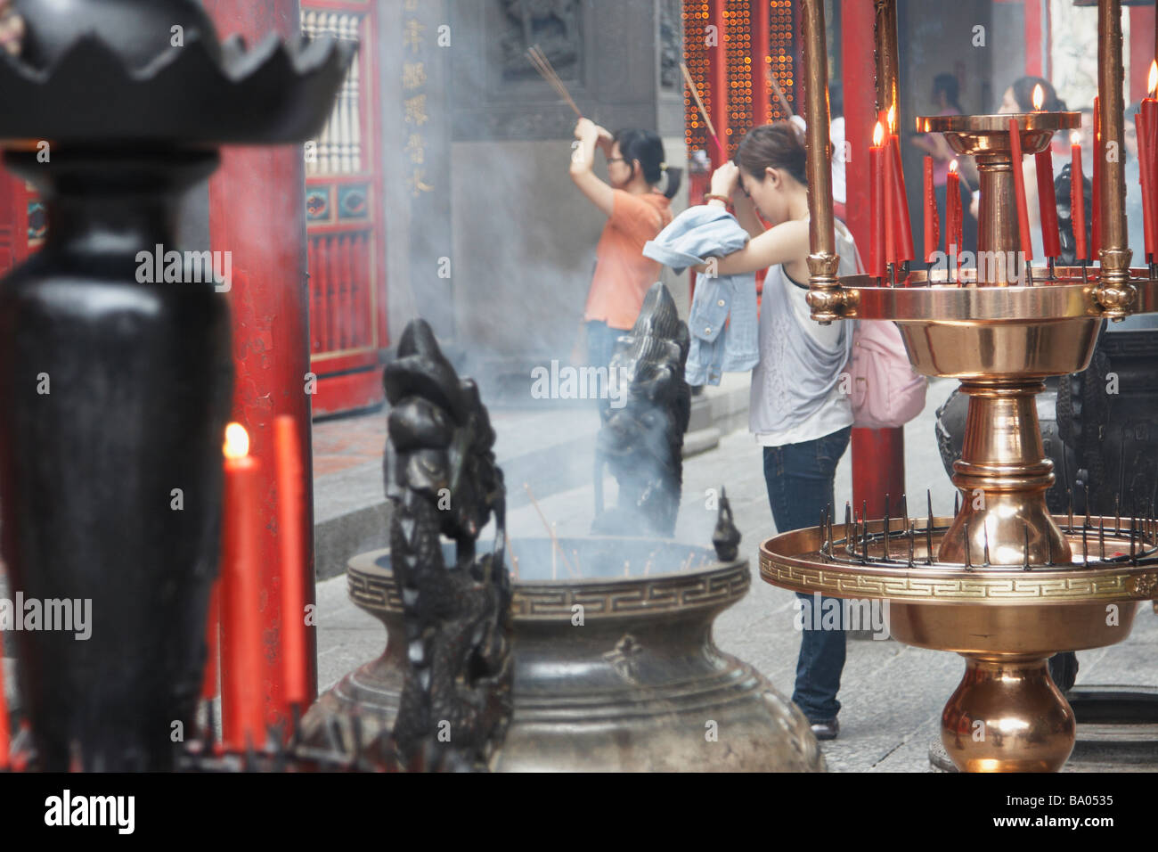 People Praying At Longshan Temple, Taipei, Taiwan Stock Photo - Alamy