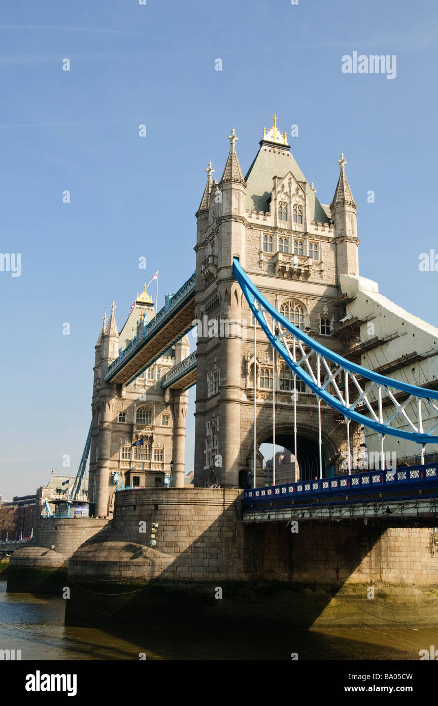 London suspension bridge over the thames hi-res stock photography and ...