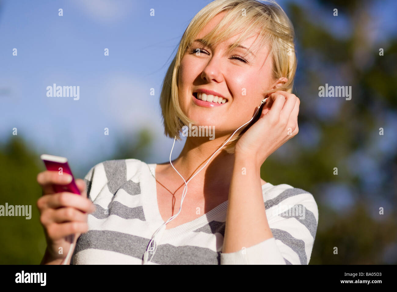 Girl listening to 'iPod' Stock Photo - Alamy