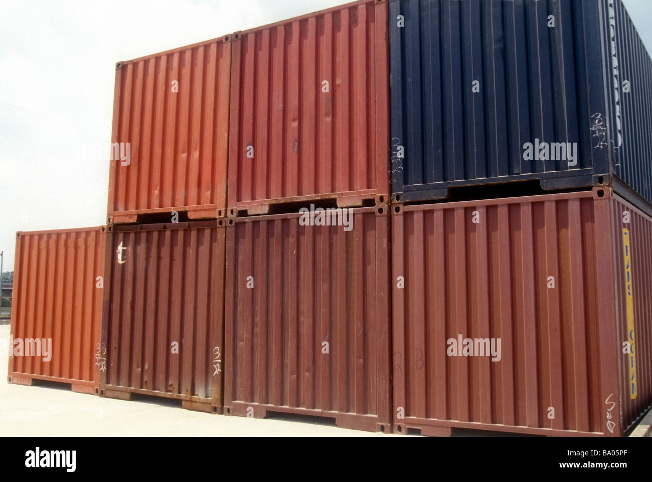Standard containers hi-res stock photography and images - Alamy
