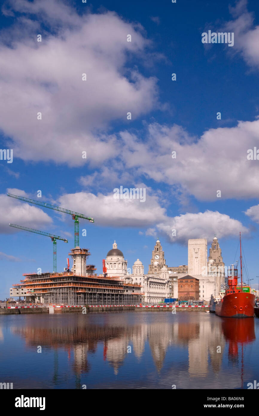 Cunard and Liver Buildings with the Planet Bar Light Vessel berthed at ...