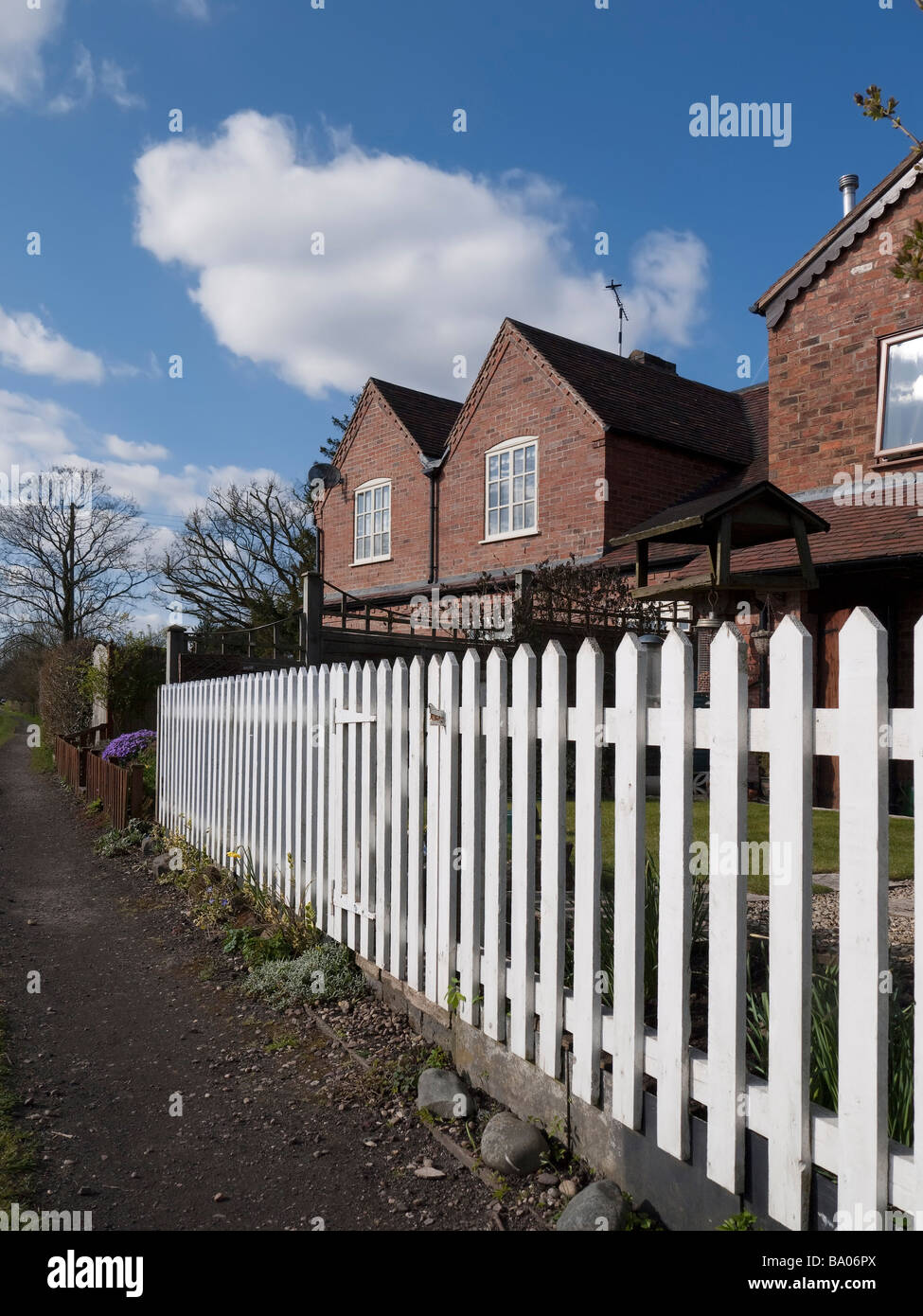 a picturesque cottage in the countryside Stock Photo - Alamy