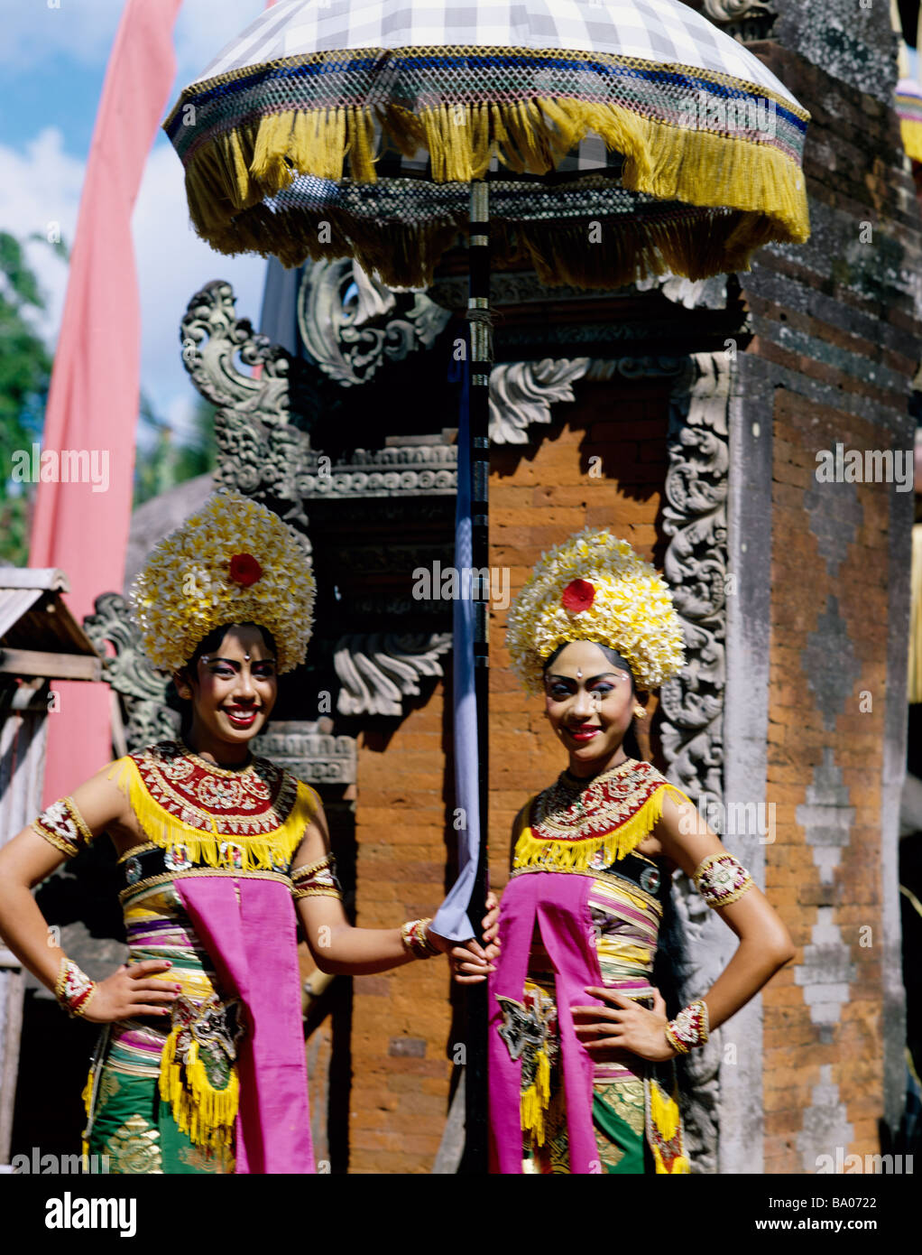Indonesia Bali Girls Traditional Costume lady woman Stock Photo - Alamy