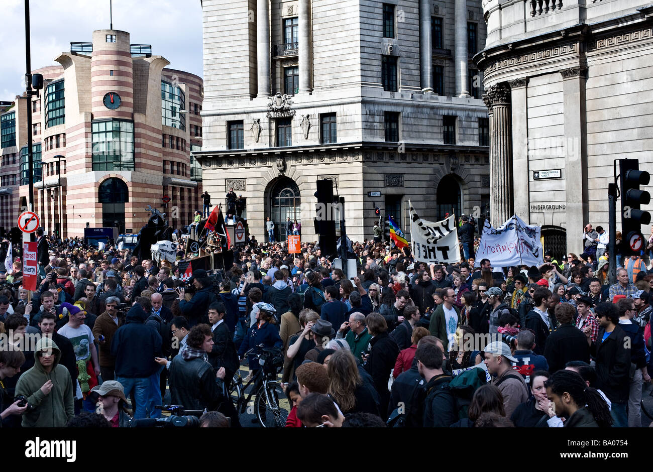 Crowd people kettled kettling hi-res stock photography and images - Alamy